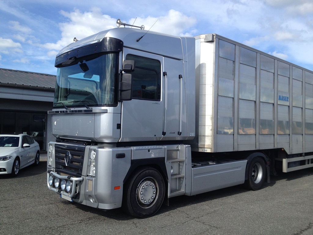 RENAULT - MAGNUM 520 - 2011 - FRANCK CASSÉ